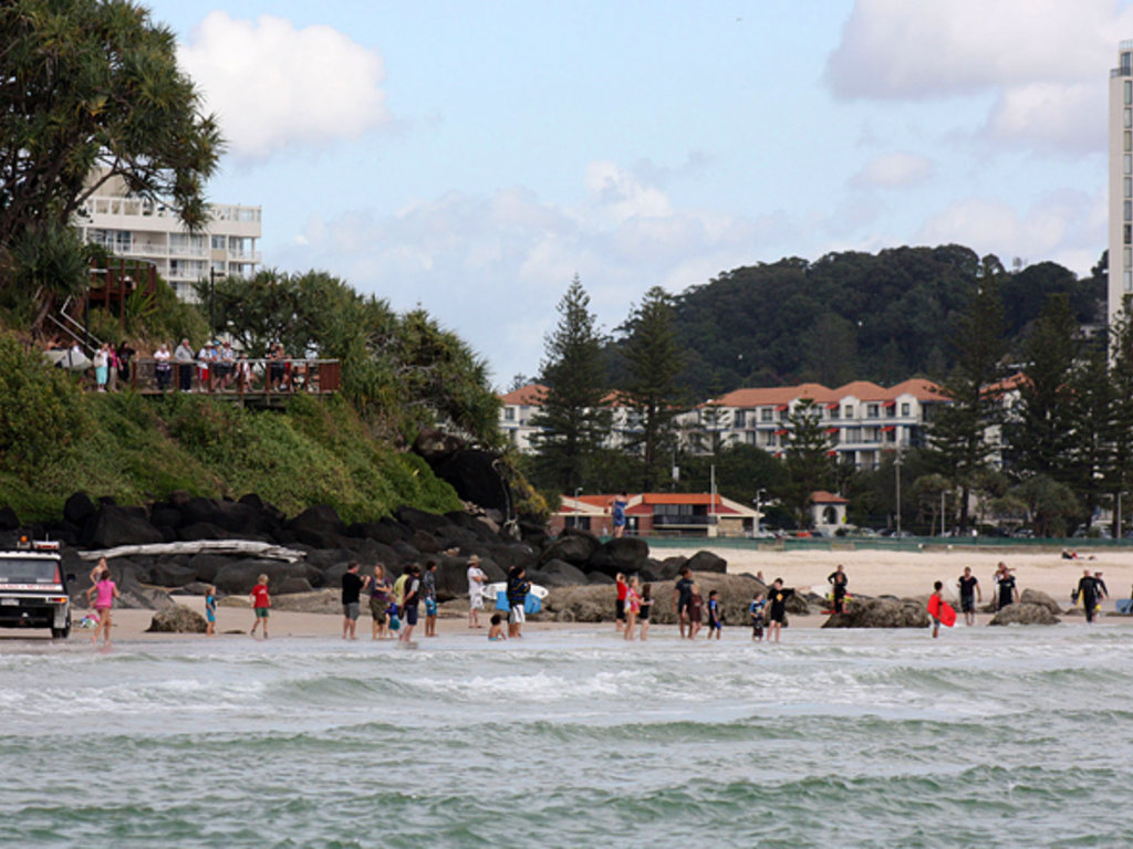Crowd Control, Snapper Style | Surf Photos by Brad Schmidt | Swellnet ...
